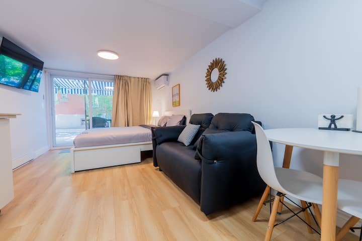 Renovated Studio W/ Parking | Queen Bed + Sofa Bed - LaSalle