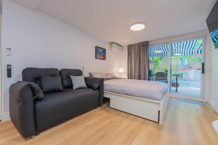 Modern Studio W/ Patio & Bbq | Parking Included - ラザル