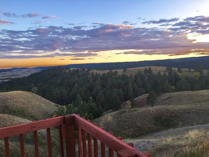 Moon Meadows Jacuzzi Suite - Rapid City, SD