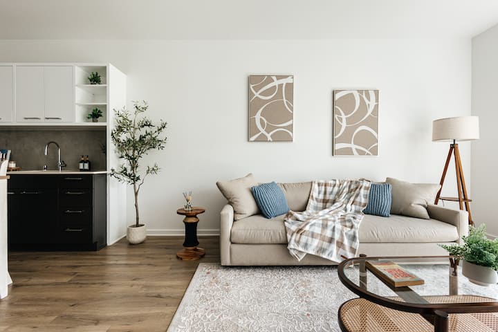 Superior 2 Bedroom Apartment In Heart Of Hollywood - West Hollywood, CA