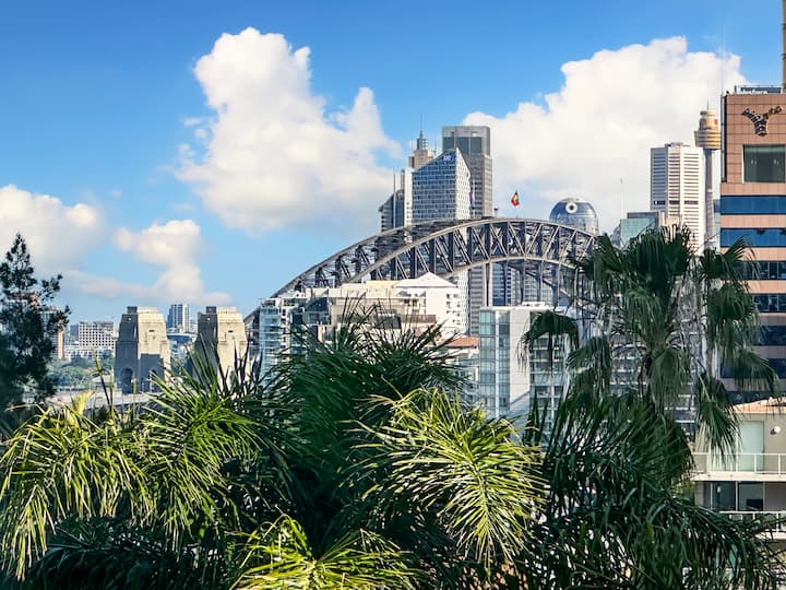 Prime Location + Harbour Bridge Views! - Dee Why Beach, New South Wales