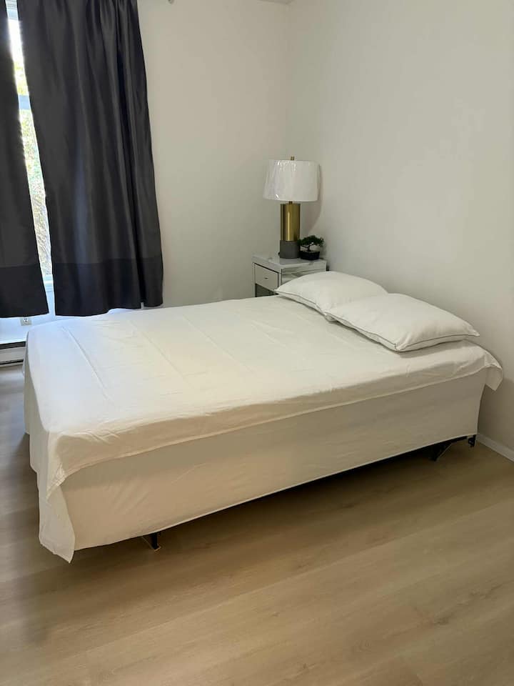 Comfortable, Organized Space By City Center - Manitoba