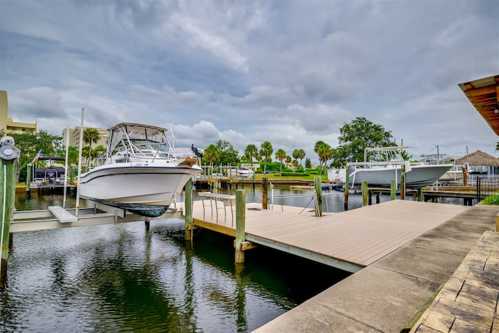 Renovated Coastal Escape | Boat Slip & Gulf Access - Hudson, FL