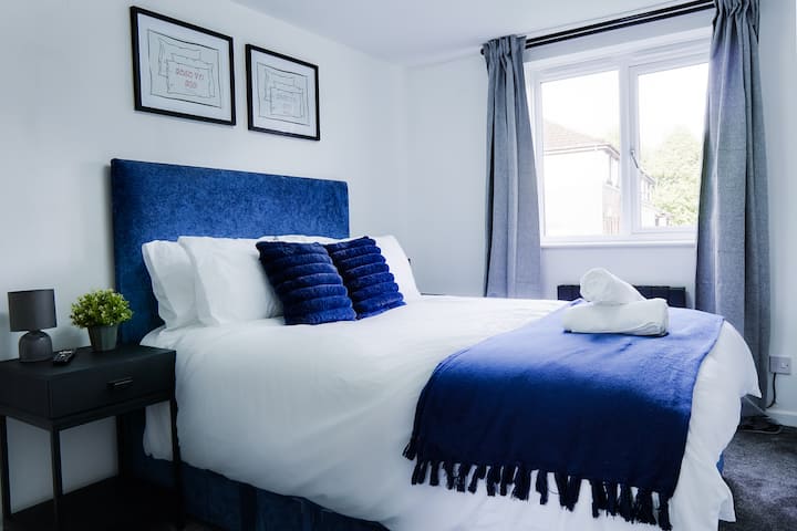 Sleek 2br Flat Near City Centre • Parking • 6 - Stockport