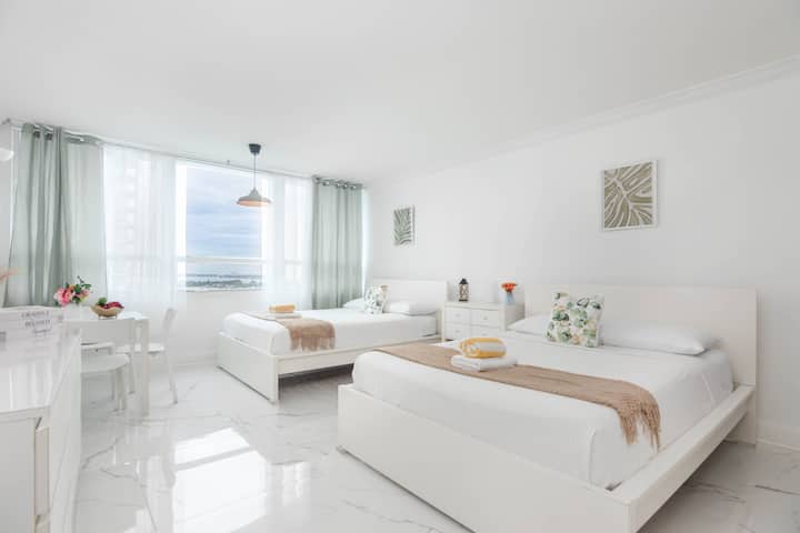 Oceanfront Resort With City Bay View And Parking - Miami Beach, FL