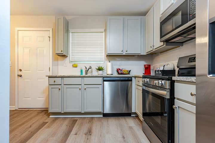 Clean Townhome Near Six Flags With Free Parking! - Six Flags Over Georgia, Austell