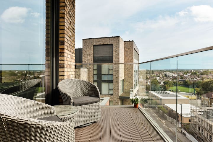 Gym-balcony-views | Bright & Modern 1br Apartment - Croydon, UK