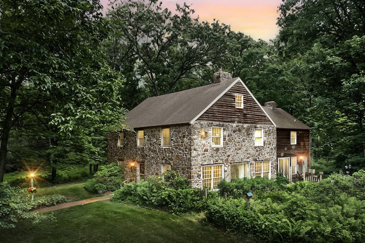 The Stone Home: Master Suite + Studio Escape - Hanover, PA
