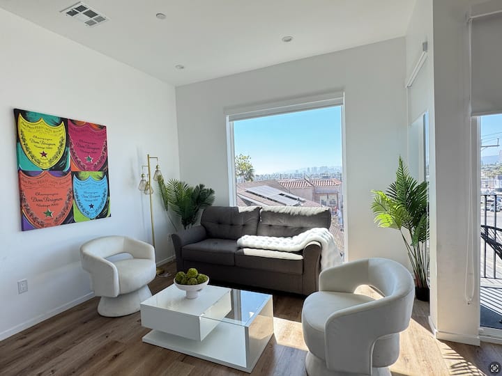 Midcity 3br/4beds/ Balcony Terrace & Parking - 웨스트할리우드