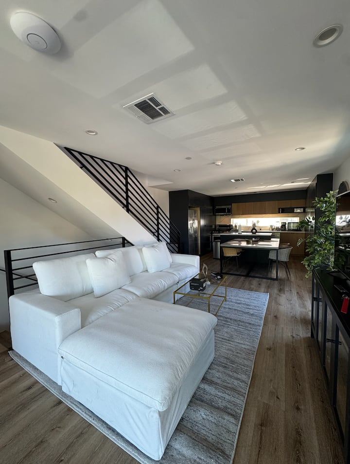 Large Group Retreat In Hollywood Hills/ Parking - Hollywood, CA