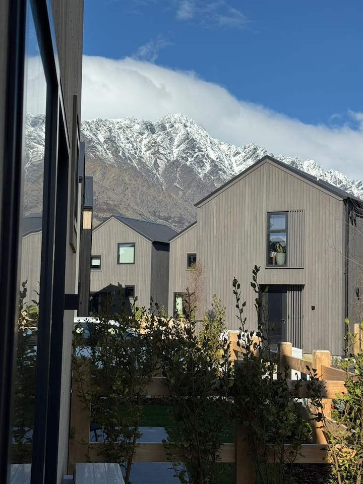 Stylish Townhouse With Remarkable Mountain Views - The Remarkables Ski Area