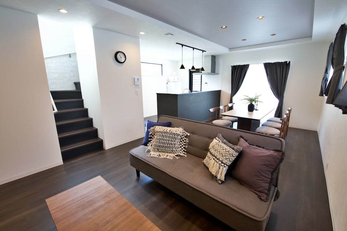 NOVÉ OTVORENIE * 1 hodina od letiska * Nová rodinná vila 3LDK * Max. 11 osôb * Bezplatné Wi-Fi ...