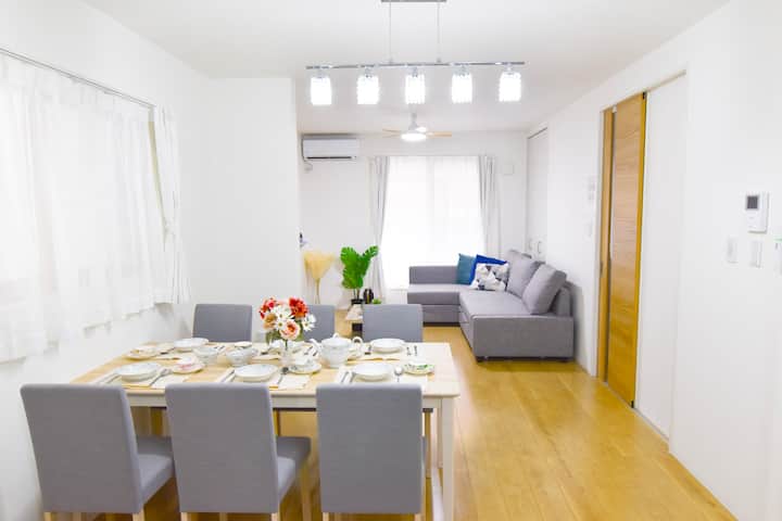 駅から徒歩3分!【3ldk 110㎡】難波へ直通6分 一棟貸切 最大12名様 無料駐車場 便利な立地 - Japan