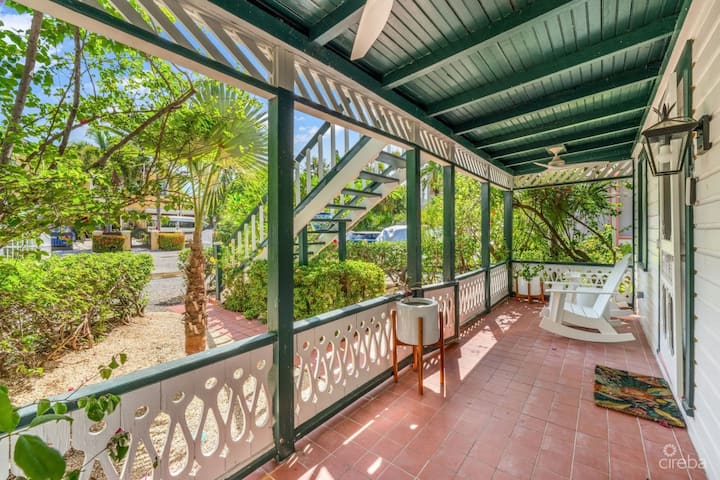 Historic Wood Cottage With Pool And Beach Access - Cayman Islands