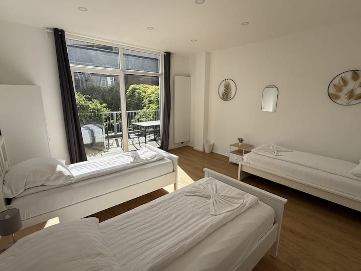 Central 4-bedroom Apartment With Kitchen & Balcony - 科隆