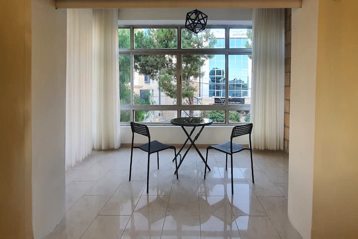 3br Central Apt | Balcony & Abdoun Bridge View - Amman