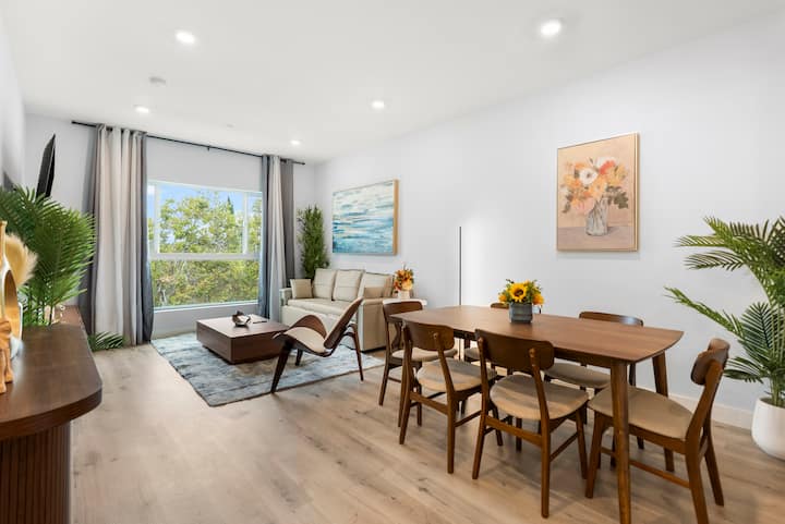 Modern 2br Luxury Loft Near Universal & Hollywood - Los Angeles, CA