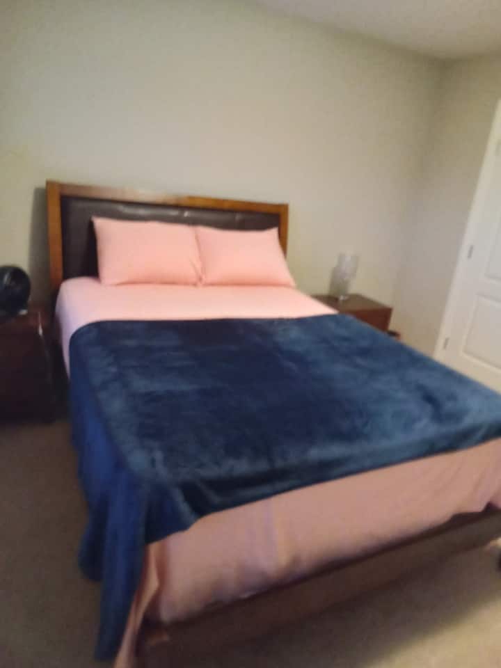 Ruths -3 Bedroom House W/wifi, Netflix And Parking - Fort McMurray