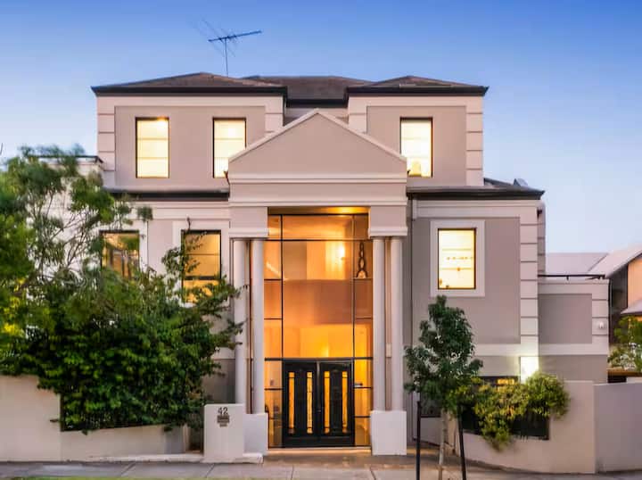 East Perth Elegance - Luxe 3-story Executive Stay - Perth