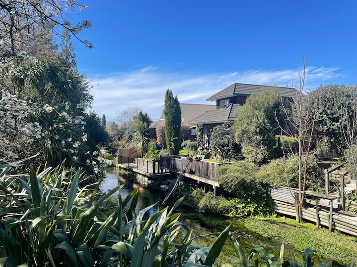 Quiet Private Central Retreat By A Gentle Stream - Blenheim