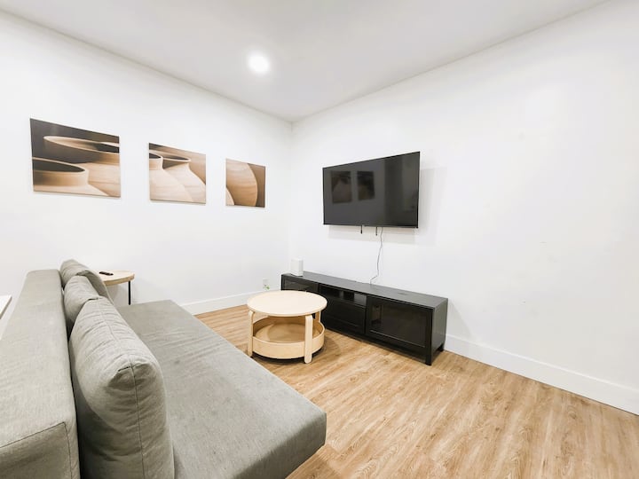 Renovated 1br/1ba Studio Min Drive Disneyland/more - Santa Ana, CA