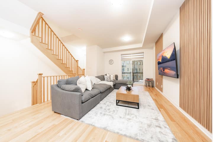 75" Tv Spacious Vaughan Central Wonderland
13 Mins - Ontario