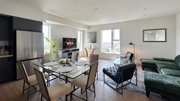 Hollywood Hideaway | 2 Br Oasis With Pool & Gym - Los Angeles