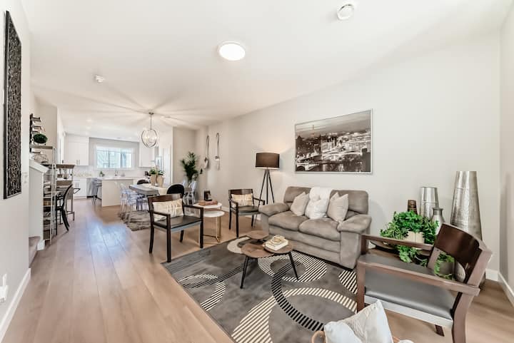 Beautiful New Home| Fully Setup 4br & Office | 3ba - Calgary