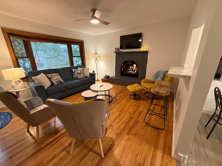 Cozy Getaway · Hot Tub & Patio Dining! - Lincoln, NE