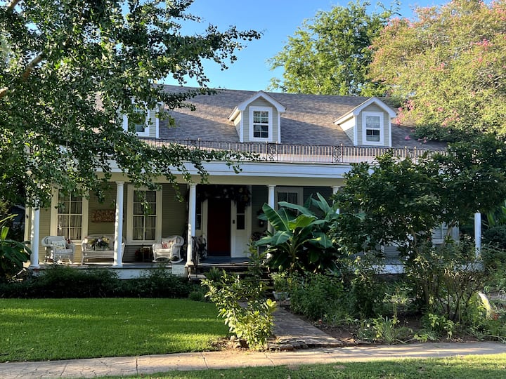 Southern Charm -Elizabeth Lane Guest House - Natchitoches, LA