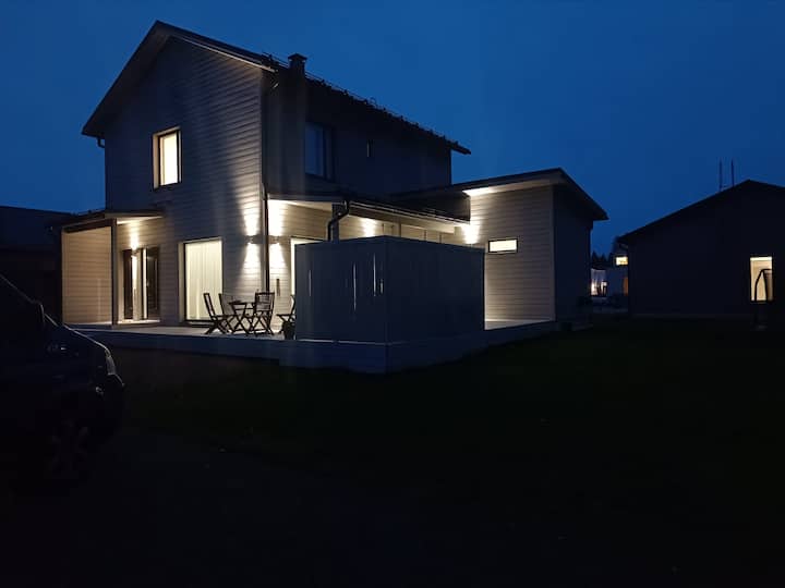 Uusi Talo, 5mh Ja Saunatupa 11 Hengelle. - オウル