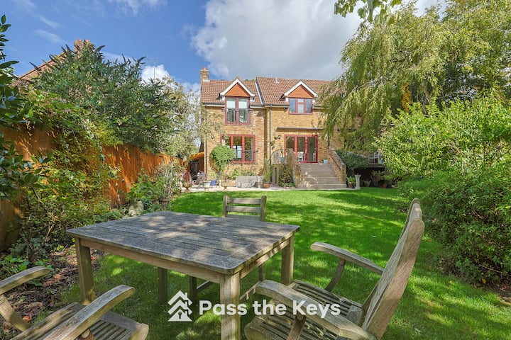 Spacious, Family Home - With Parking & Garden - Maidenhead