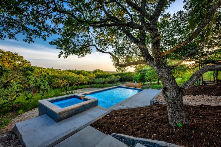 Luxury Austin Getaway | Pool | Fire Pit | Hot Tub - Austin, TX