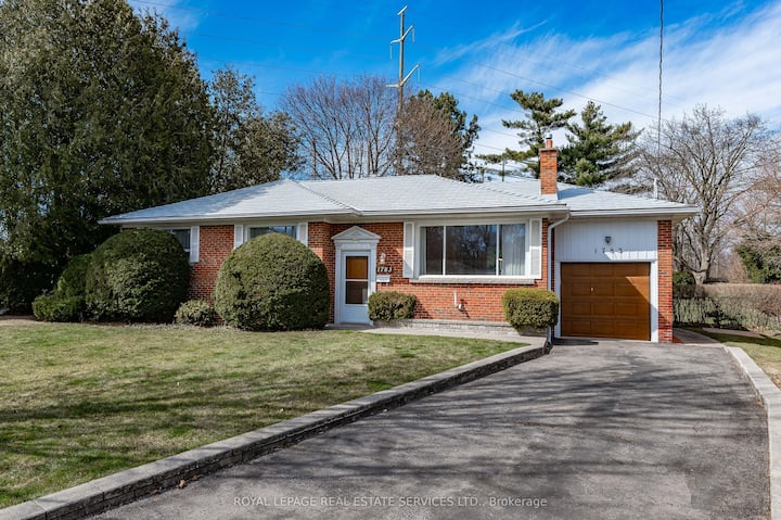 Stay In Mississauga’s Most Exclusive Neighborhood! - Oakville