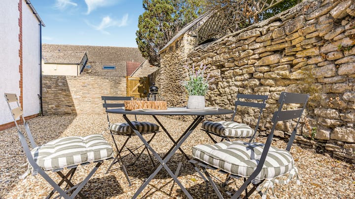 Newly Renovated Luxe 2-bed House, Parking & Garden - Lechlade