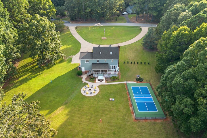 Clayton's Pickle W/ Pickleball, Hot Tub, Fire Pit - Clayton, NC