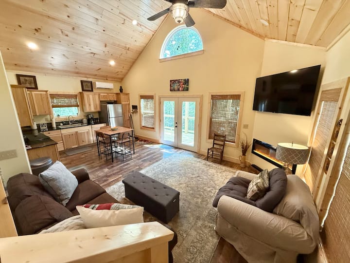 Charming Lakeside Cottage - Emerald Beach, MO