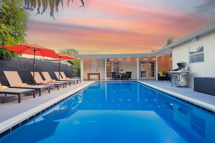 Stylish Home W/ King Bed L Hockey & Foosball Table - Pembroke Pines, FL