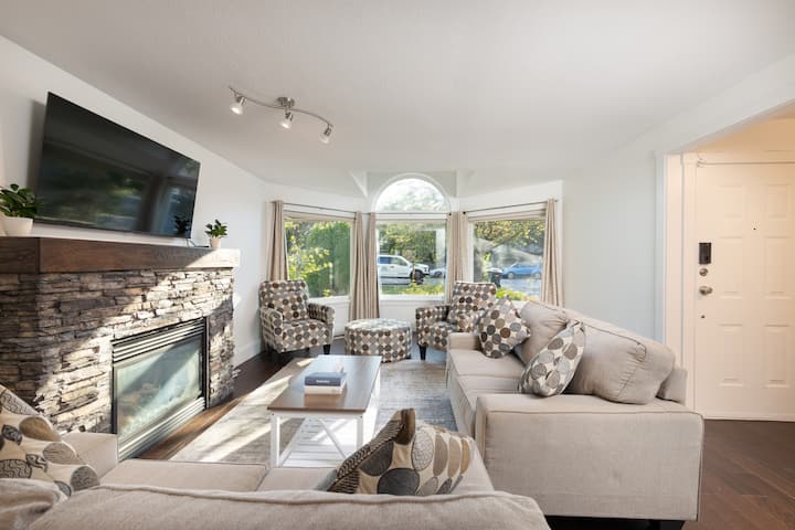 The Langley Courtyard Home | 3br, 2ba For 8 Guests - Langley