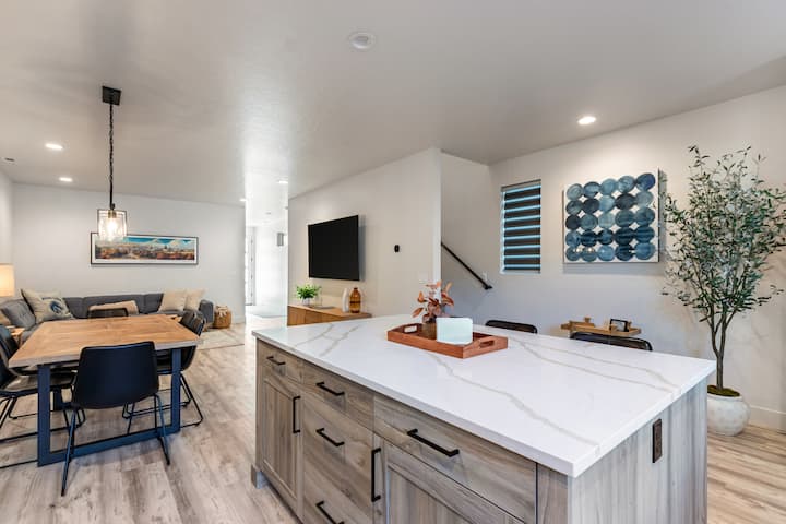 /Premium 3br Family Home Ideal Bsu Dtown Location/ - Boise, ID