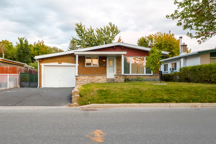 Autumn Fairy Tale/comfy Entire House With Parking - Longueuil
