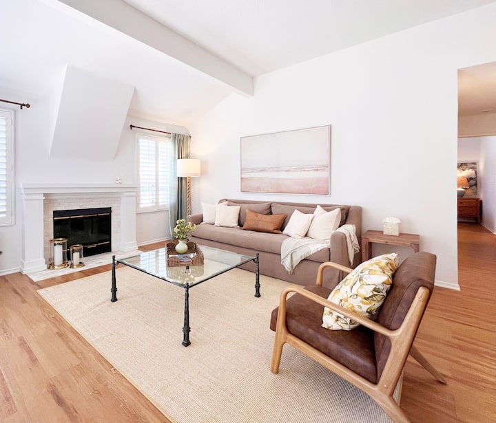 Luxurious Seabreeze Chic, 2 Bed Condo - Costa Mesa, CA