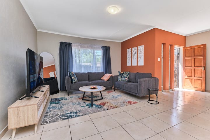 Col4. Spacious 2bed, 2 Bath. Private Garden Solar - Sandton