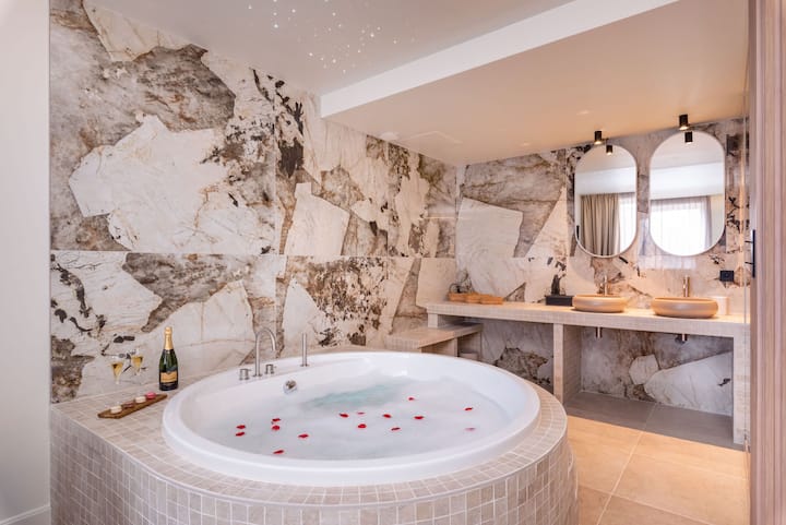 ÉCrin Romantique – Suite D’exception Avec Balnéo - Lyon