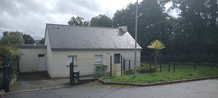 Maison Traditionnelle Dans Un Cadre Tranquille. - Cast