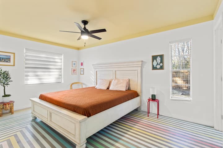 The Bright Bay Hideaway • King Bed • Pet Friendly - Crystal River, FL