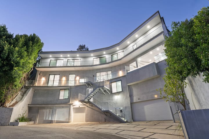 New Hollywood Hills Modern View Estate W 2 Pools! - Los Ángeles, CA
