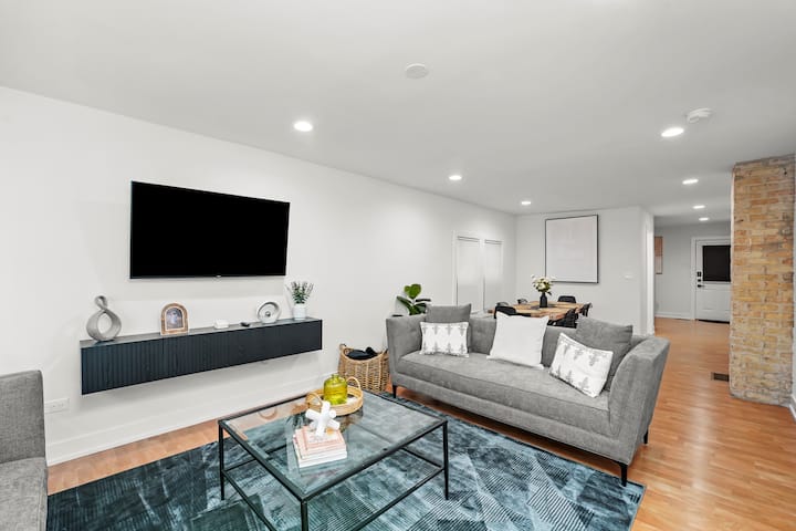 3 Bedroom Apartment, 15 Min To Wrigley! - Chicago, IL