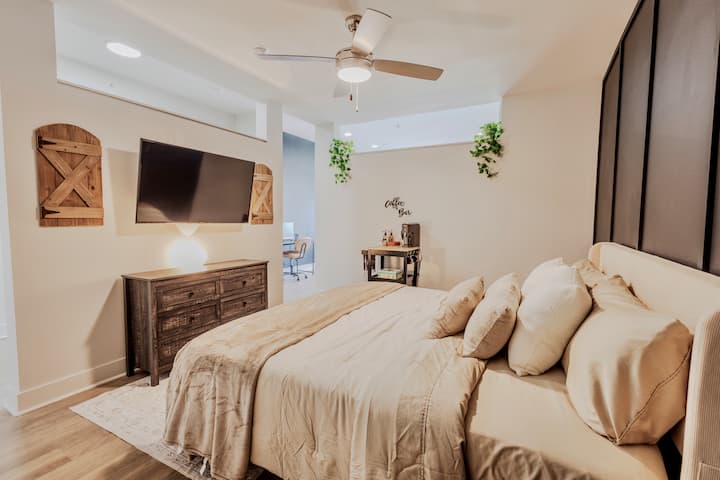Luxury Skyline Escape | Sauna | King Bed | Dt View - Love Field - Dallas