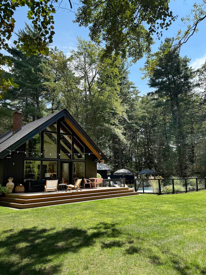 Pineframe Poolhaus: Cozy, Stylish Catskills Escape - Waterfront, Cuddebackville